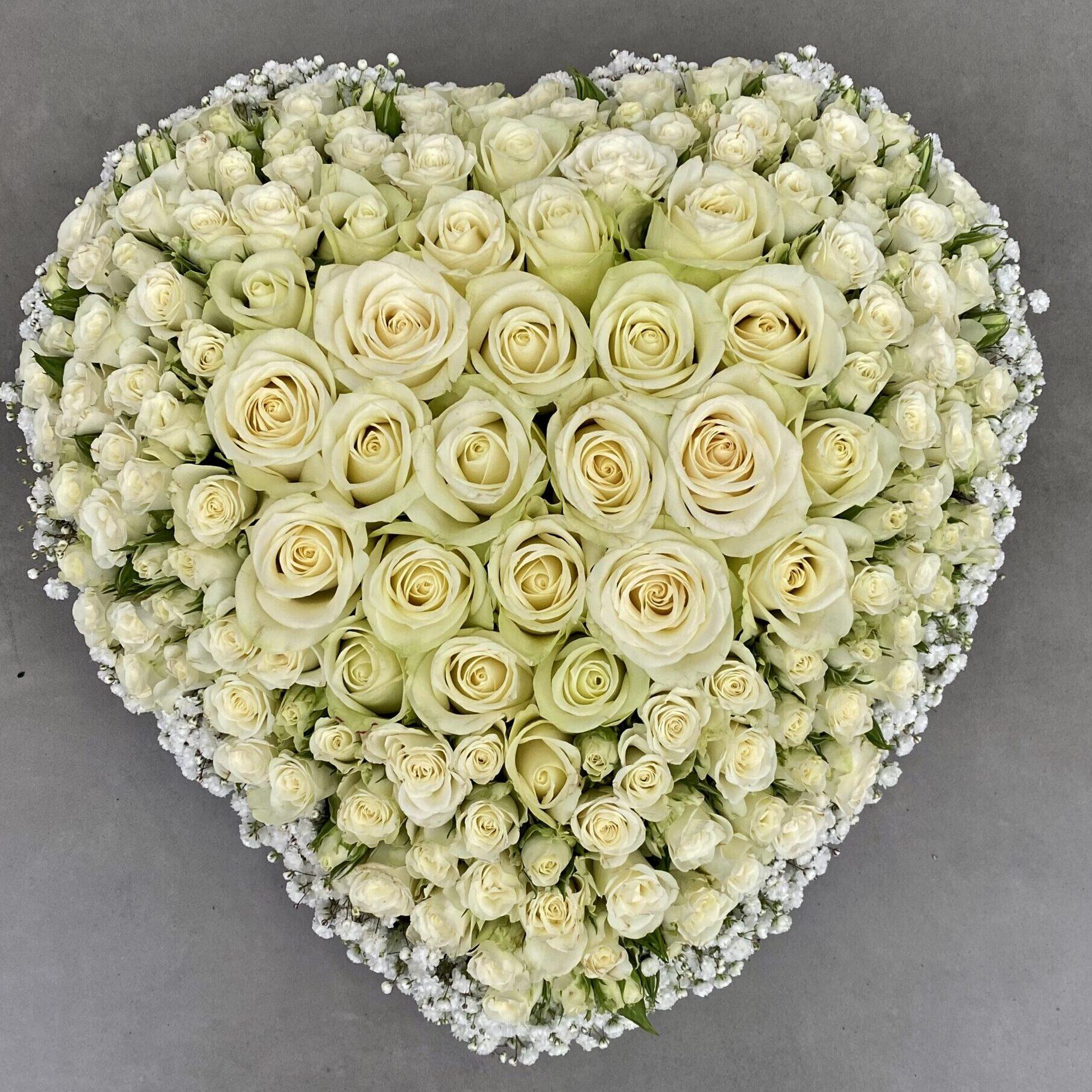 Grafstuk in hart vorm met rozen - Bloemen Vandendriessche