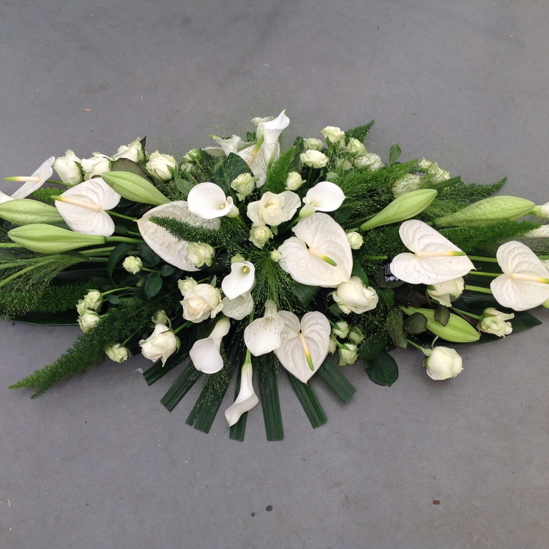 grafstuk langwerpig met anthuriums & aronskelken - Bloemen Vandendriessche