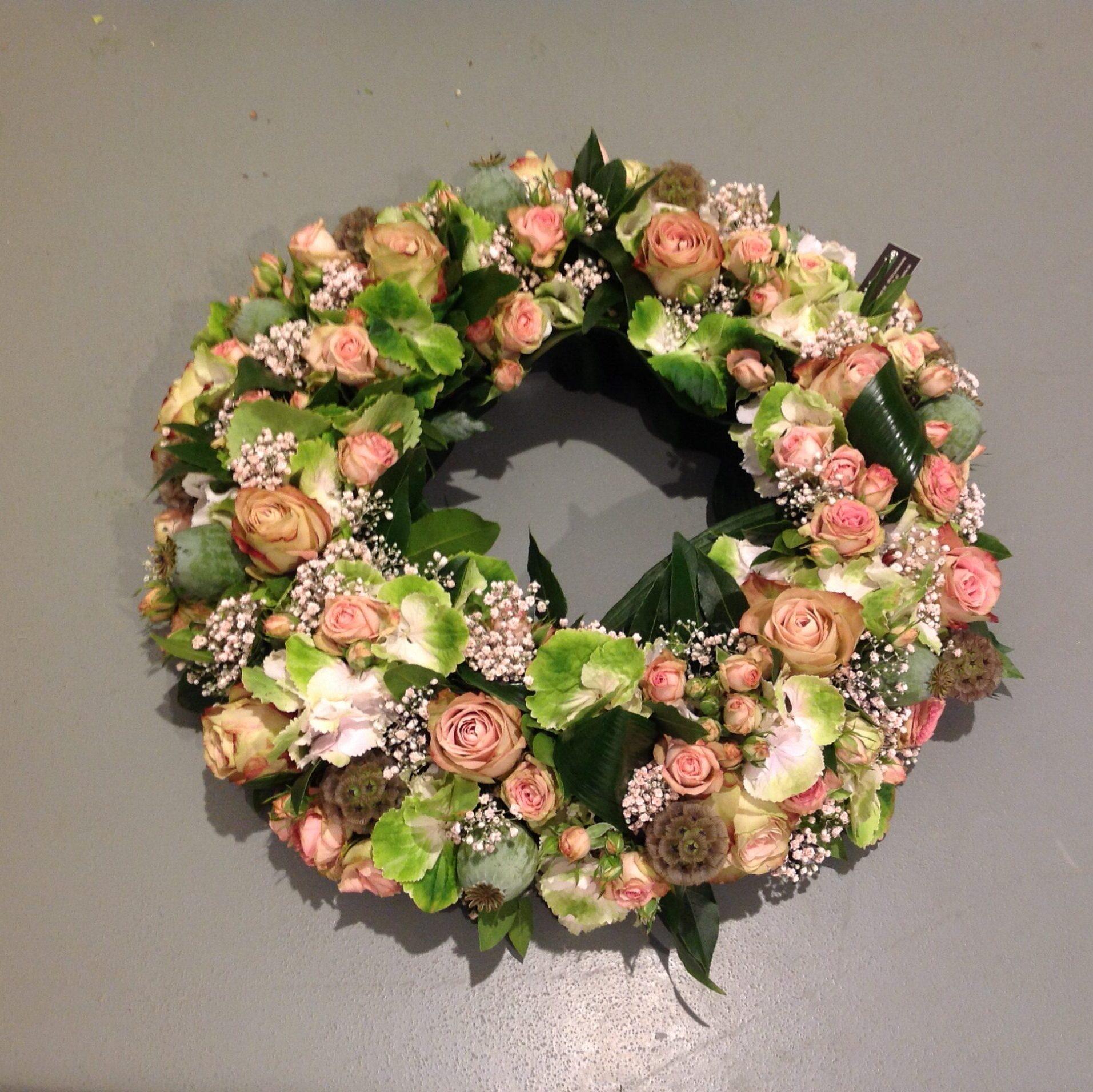 rouwkrans in roze en groene tint - Bloemen Vandendriessche